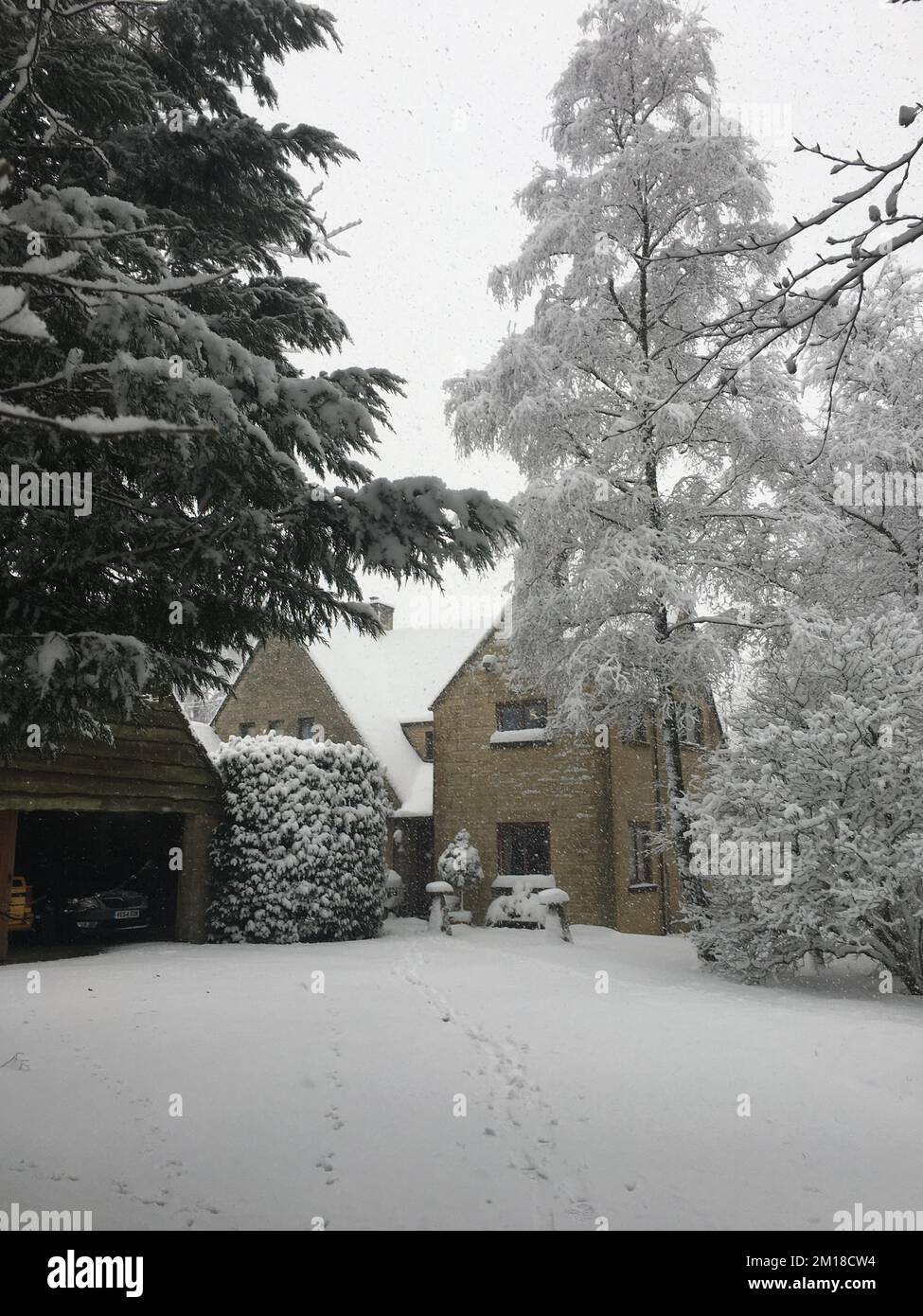 Non Exclusive: Snow blankets the fields of Stroud, Glos as the arctic ...