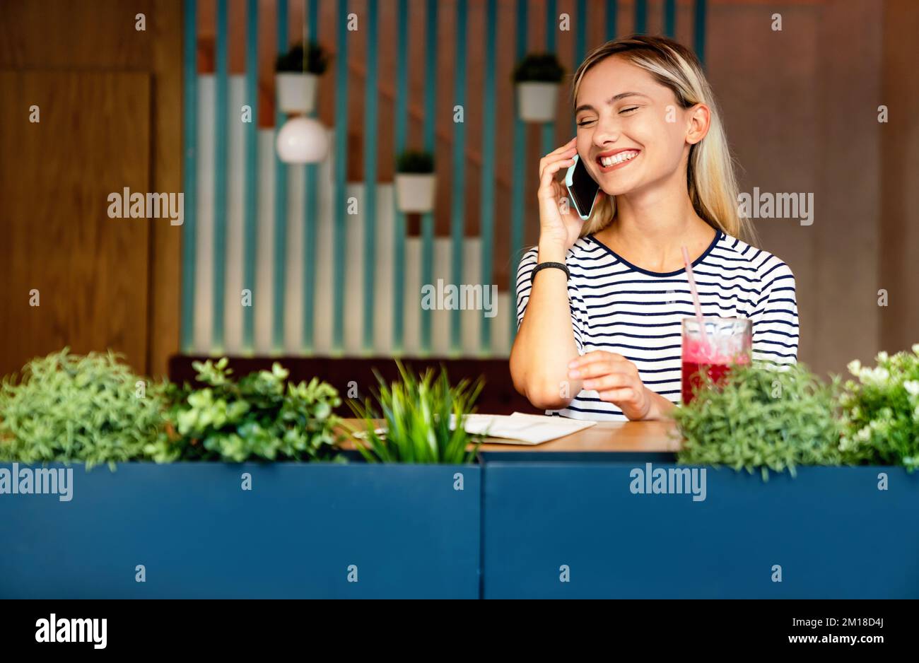 Portrait og happy woman using mobile phone for work, study or social ...