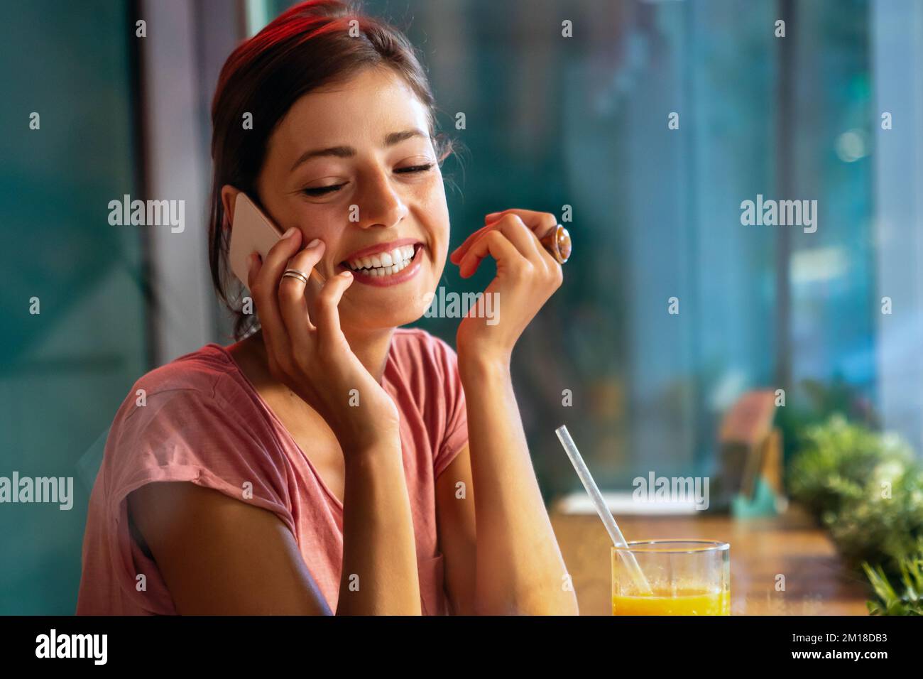 Portrait og happy woman using mobile phone for work, study or social ...