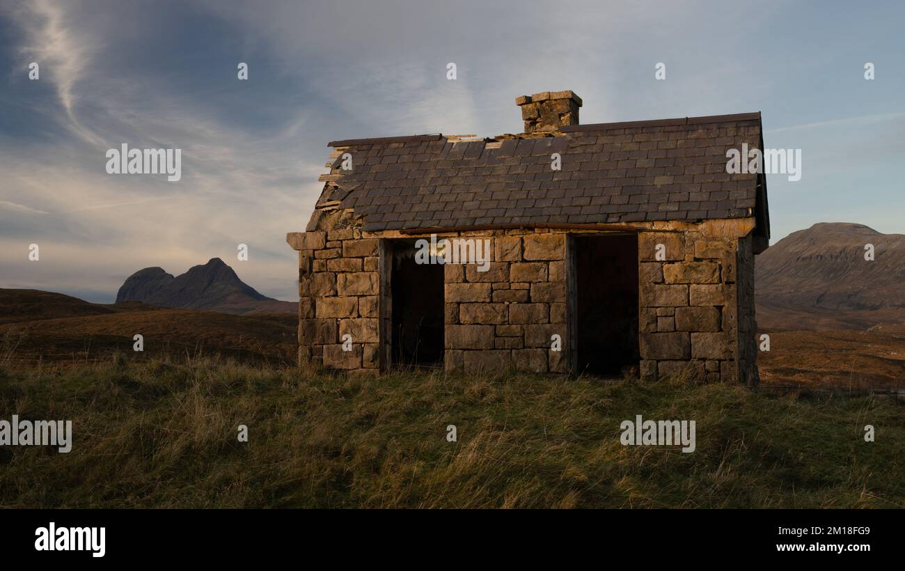 Scottish bothy grass roof hi-res stock photography and images - Alamy