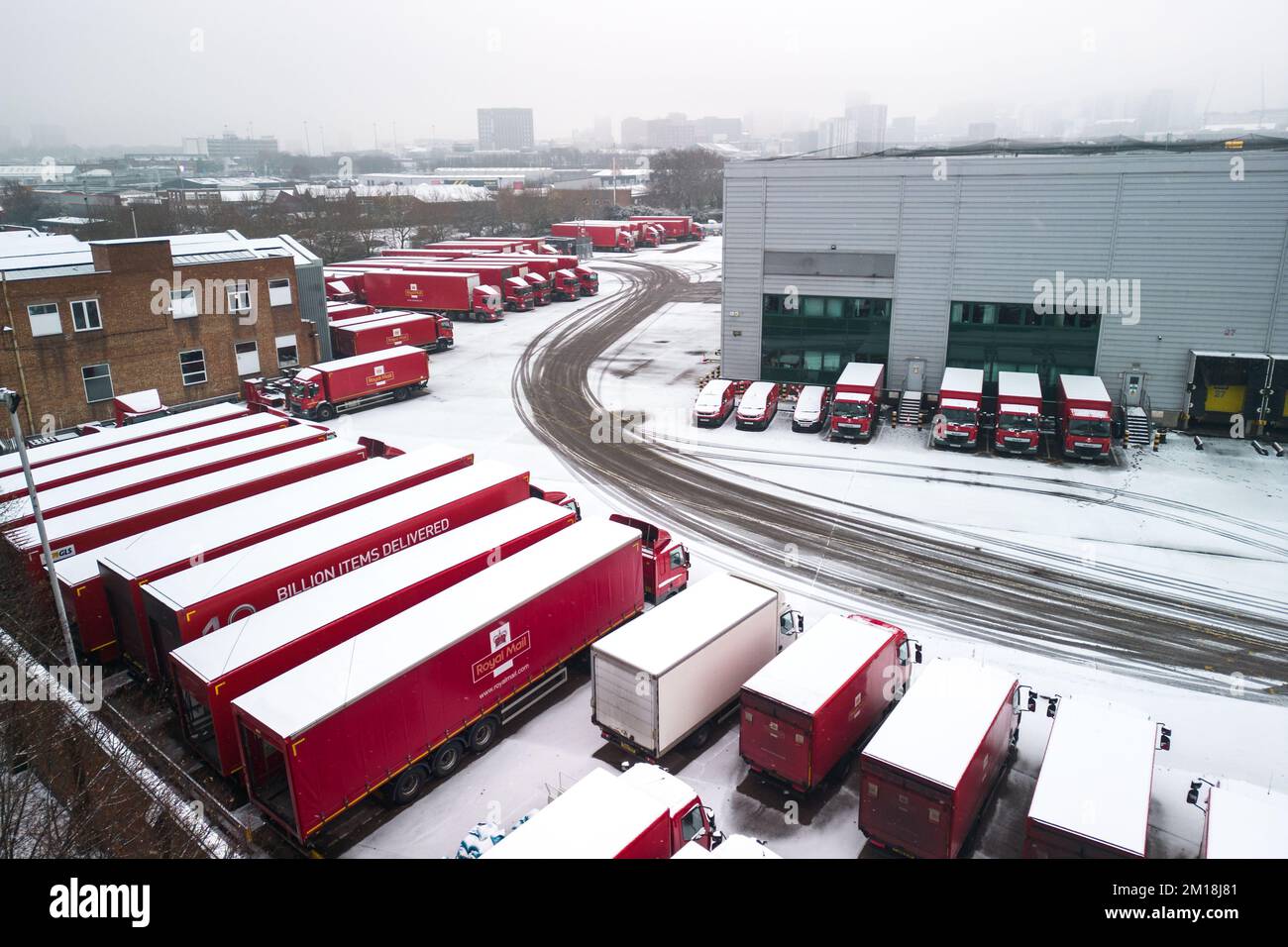 Royal mail lorry 2022 hi-res stock photography and images - Alamy
