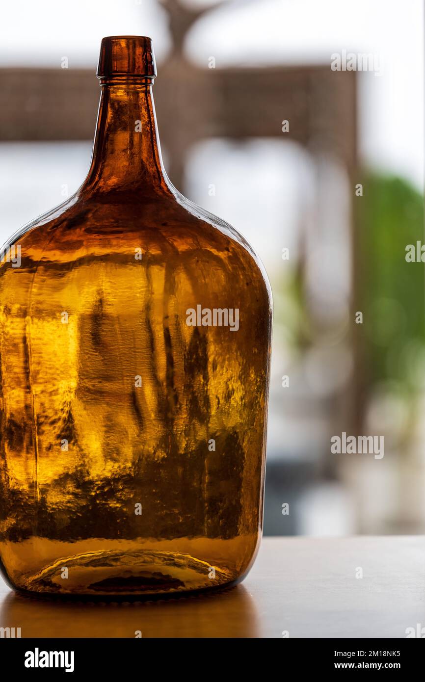 Golden yellow liquid hi-res stock photography and images - Alamy