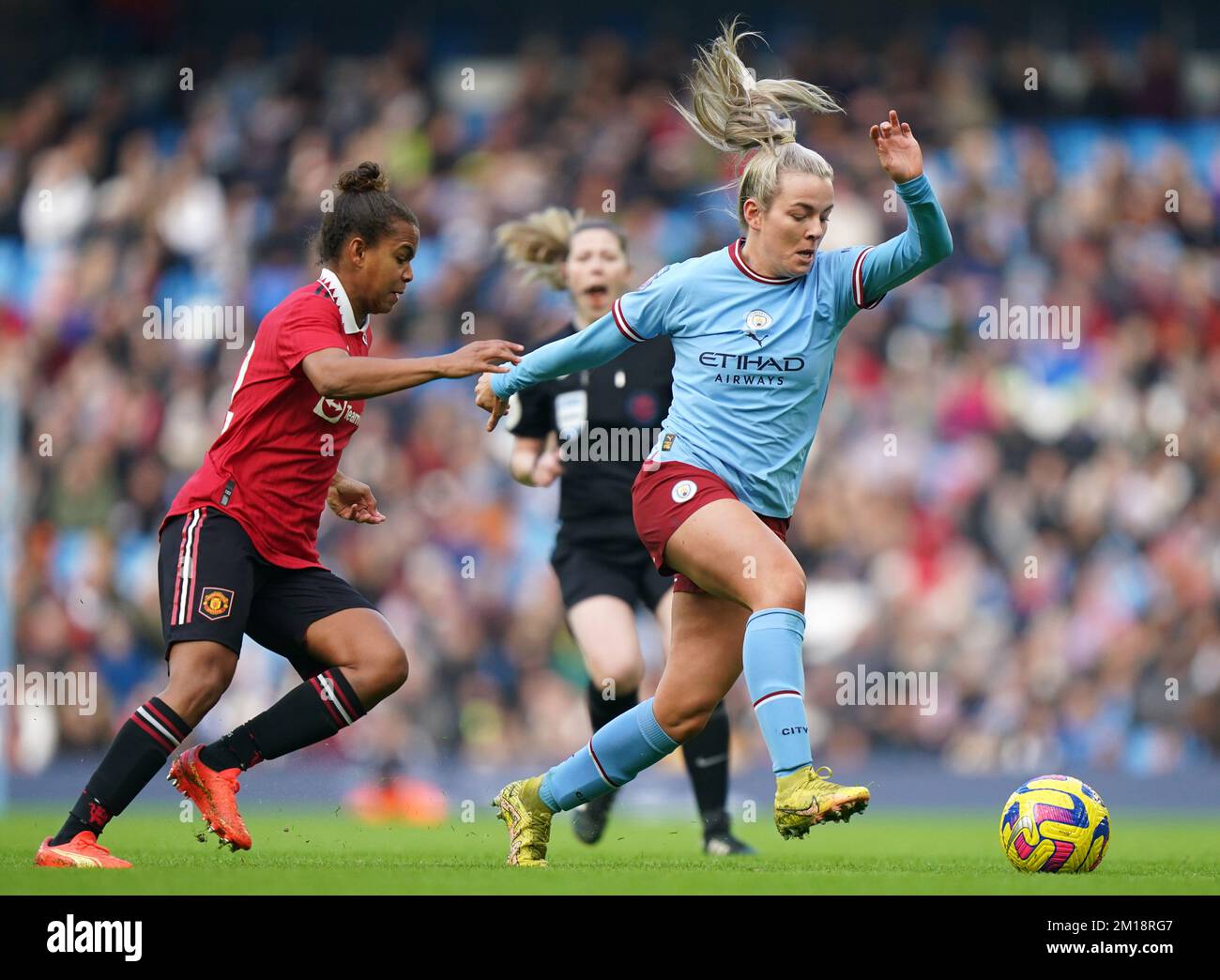 Manchester United's Nikita Parris (left) and Manchester City's Lauren ...