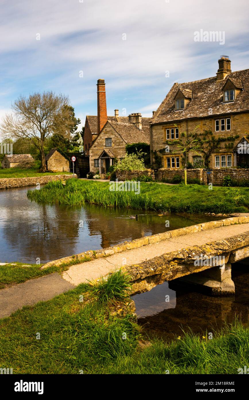 Footbridge over the Rye River in Lower Slaughter, Cotswoolds Stock ...