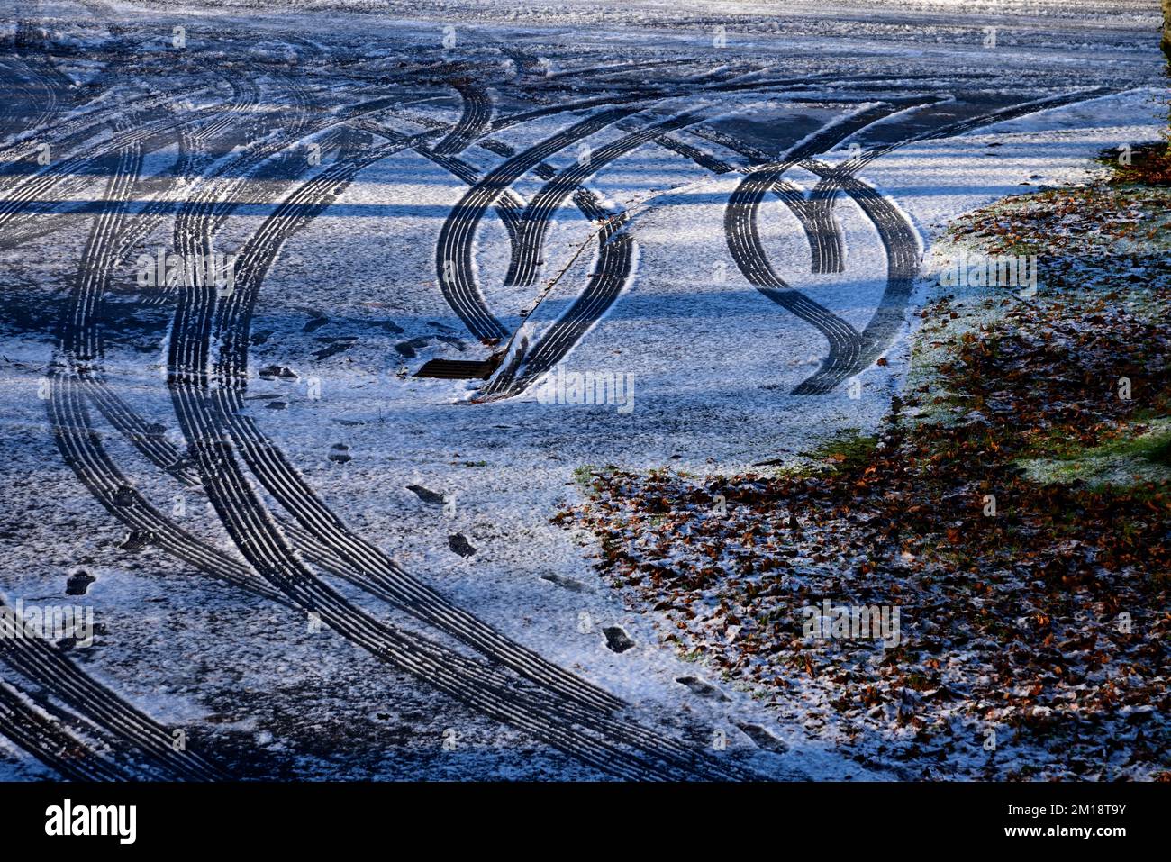 Tyre patterns ice hi-res stock photography and images - Alamy