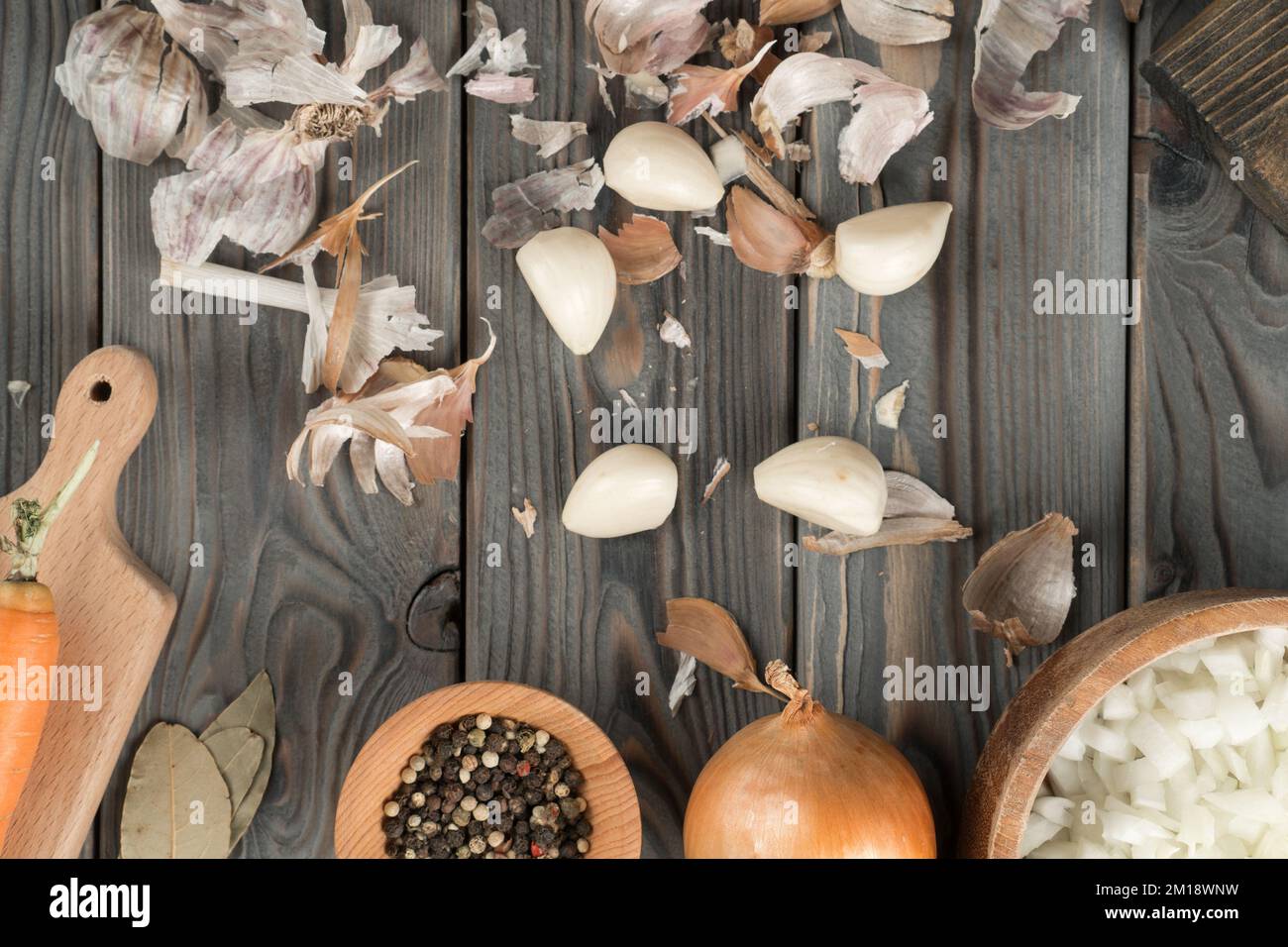 Peeling of spicy white garlic. Scatter garlic and dry peel across ...