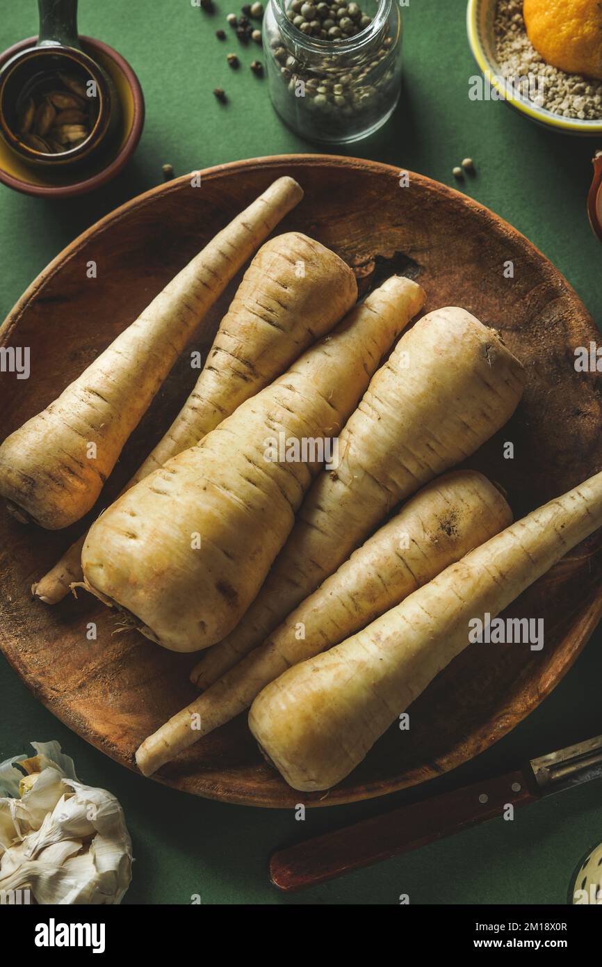Vegetables on wooden plate hi-res stock photography and images - Alamy