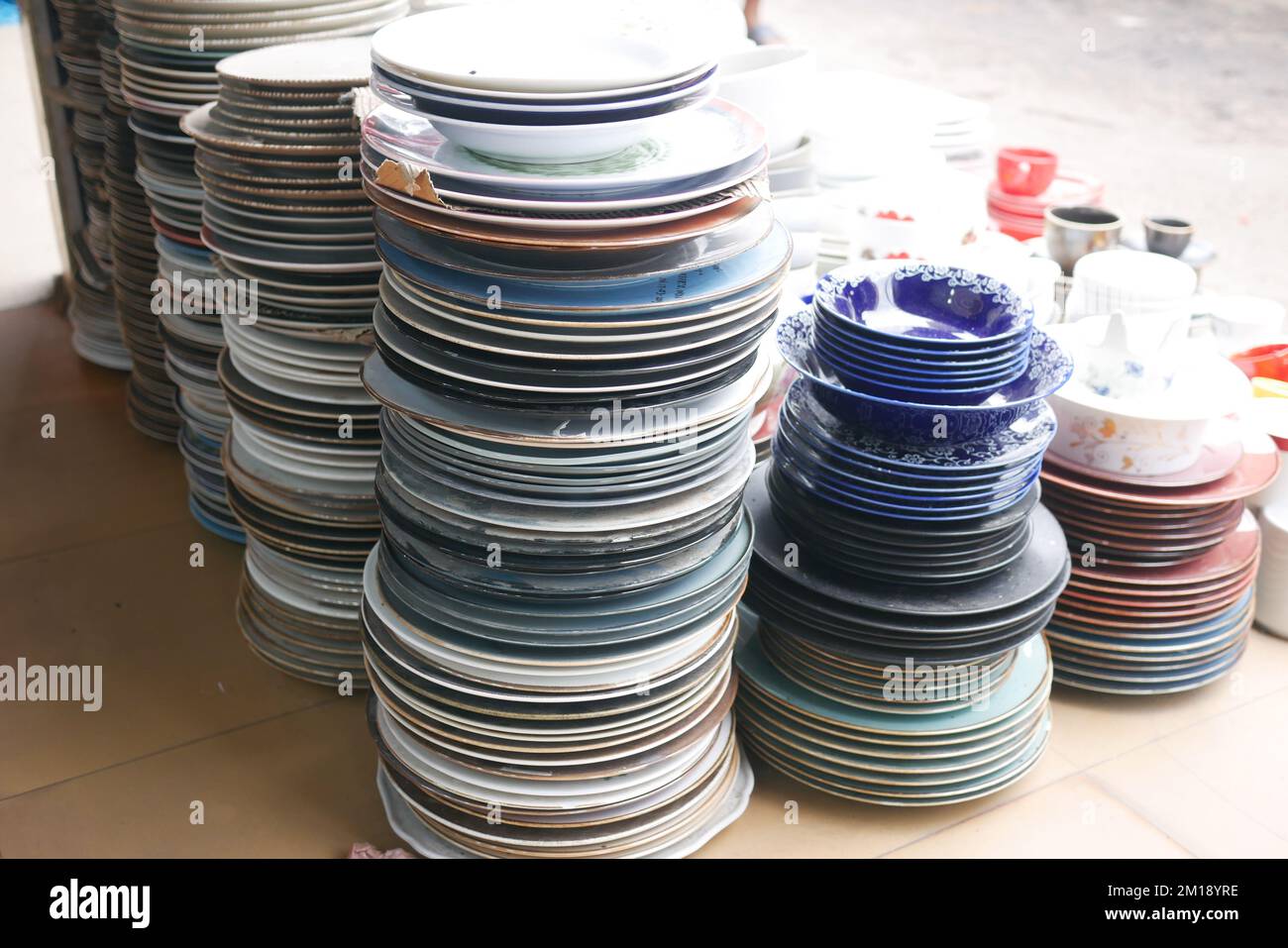Shiny plates hi-res stock photography and images - Alamy