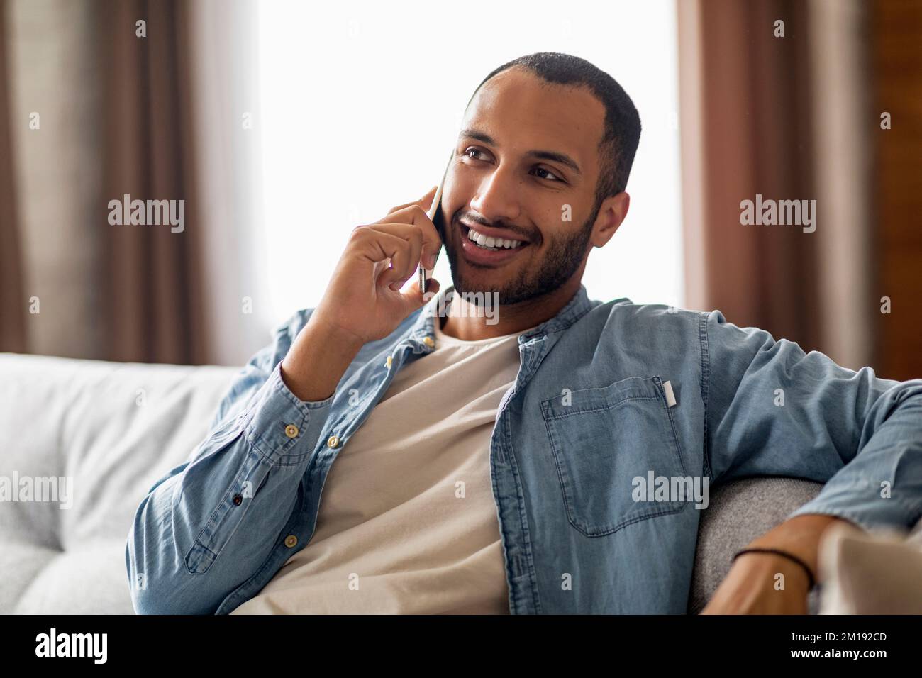 Guy talking hi-res stock photography and images - Alamy