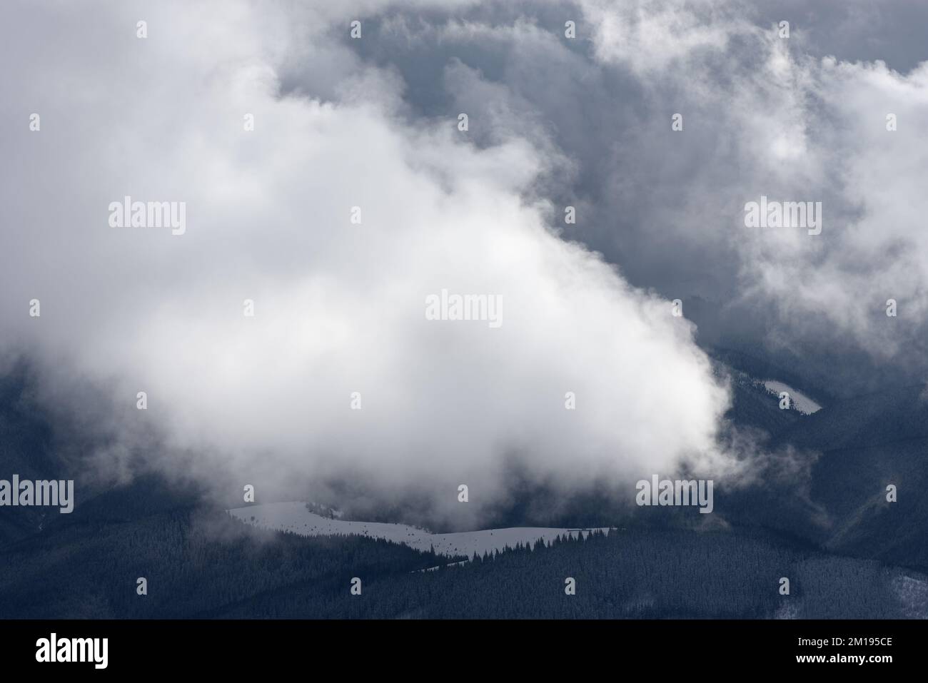 Low clouds hi-res stock photography and images - Alamy