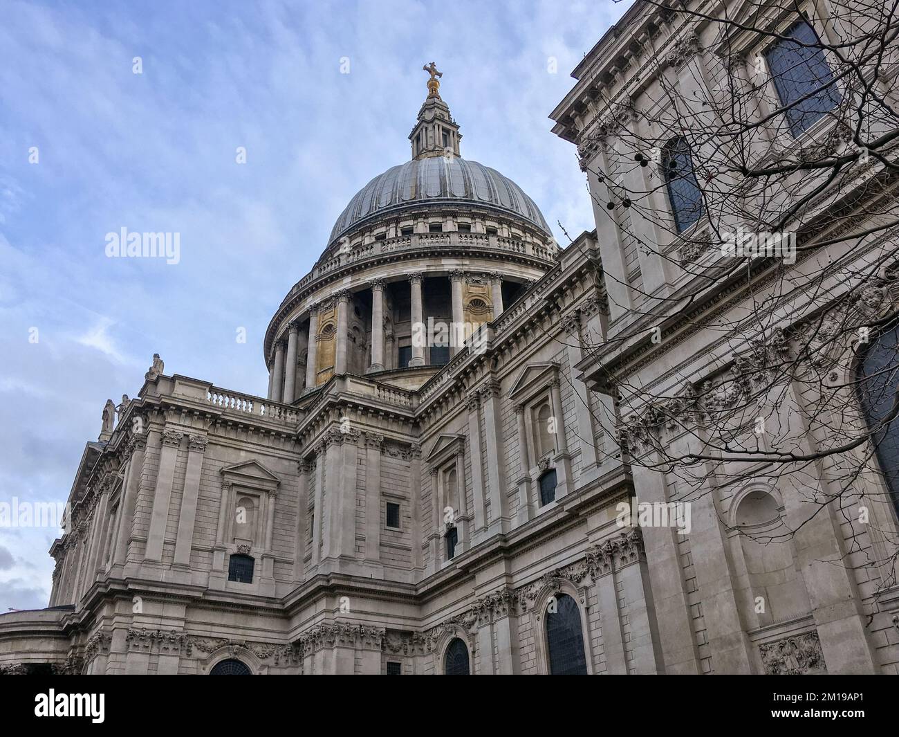 A beautiful side view of St. Paul's Cathedral against a blue sky Stock ...