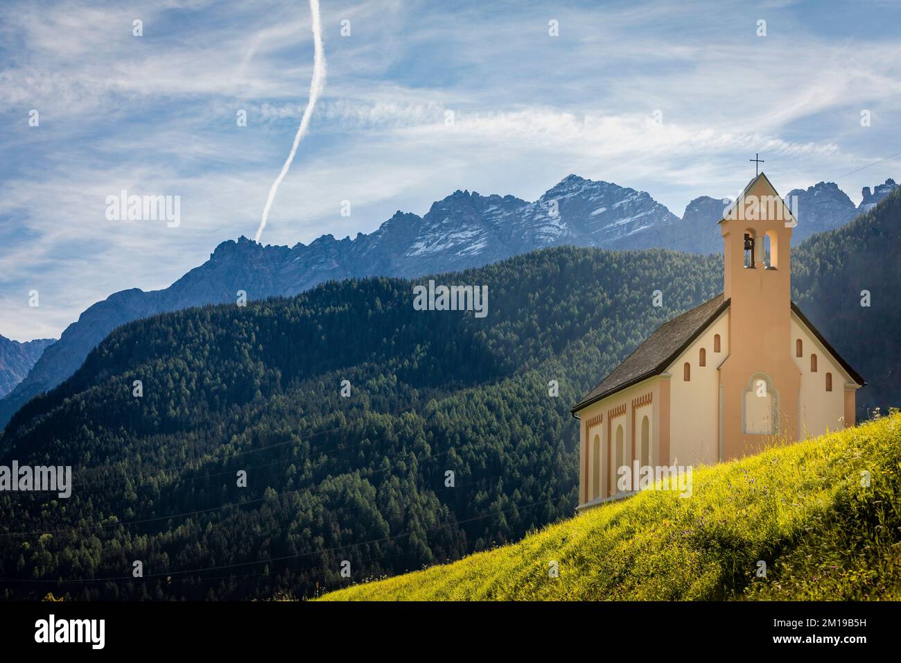 Idyllic landscape of Ardez church, Engadine, Swiss Alps, Switzerland ...