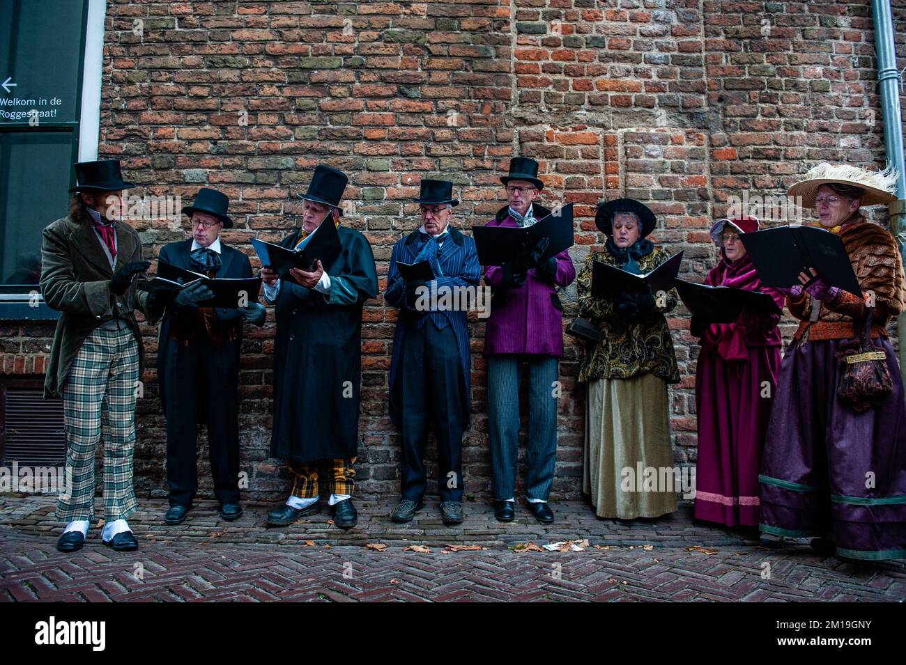 Deventer, Netherlands. 10th Dec, 2022. A Victorian choir is singing on ...