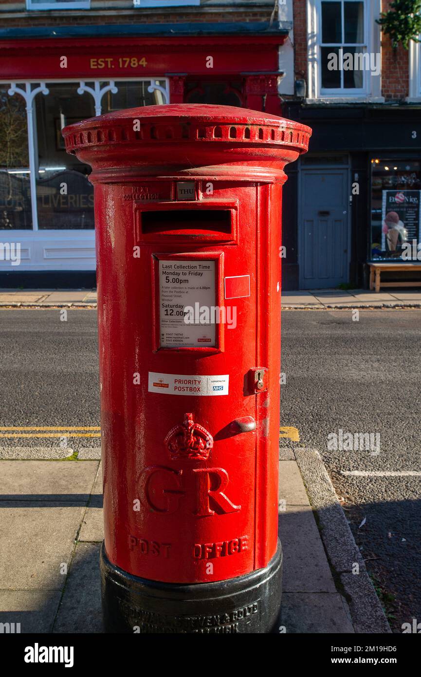 Eton, Windsor, Berkshire, UK. 8th December, 2022. An old GR post box in ...
