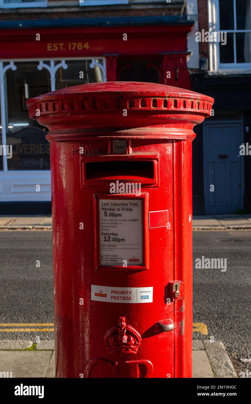 Eton, Windsor, Berkshire, UK. 8th December, 2022. An old GR post box in ...