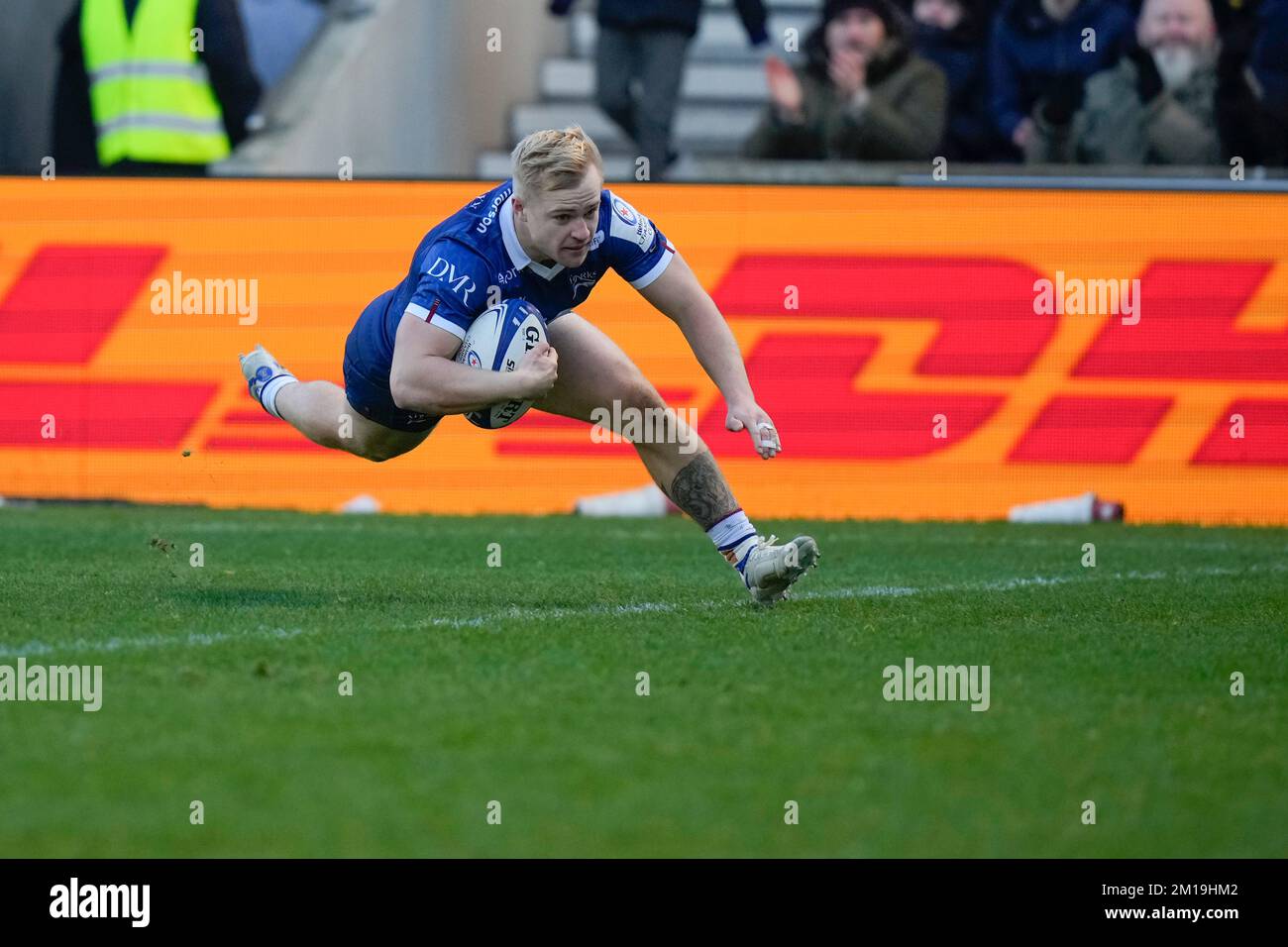 Aaron Reed #14 of Sale Sharks dives over to score a try during the ...