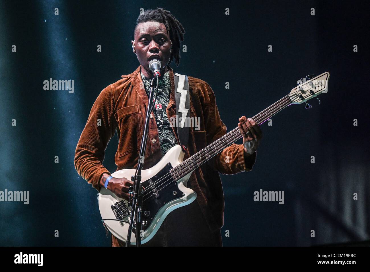 Singer bass player british band hi-res stock photography and images - Alamy