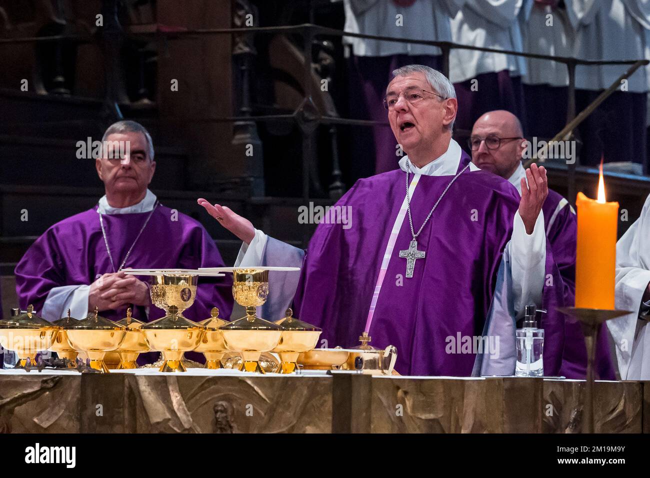 Bamberg, Germany. 11th Dec, 2022. Ludwig Schick (M), Archbishop of ...