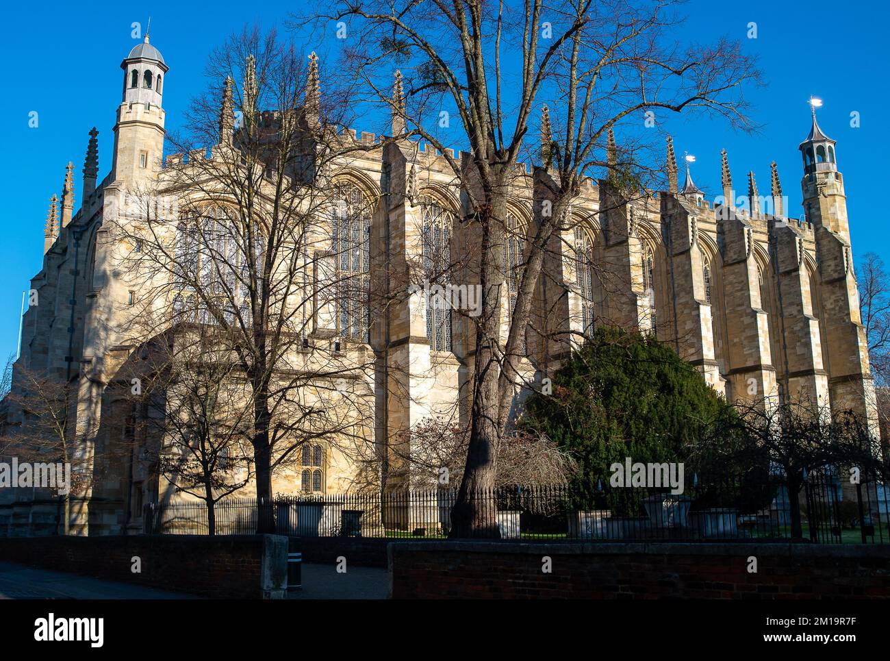 Eton, Windsor, Berkshire, UK. 8th December, 2022. Blue skies above the ...