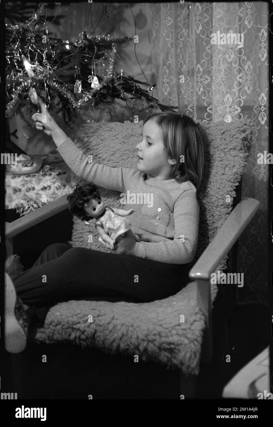 Children in front christmas Black and White Stock Photos & Images - Alamy