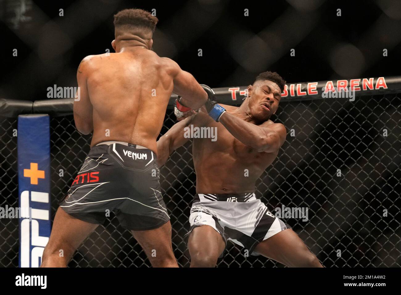 Chris curtis ufc hi-res stock photography and images - Alamy