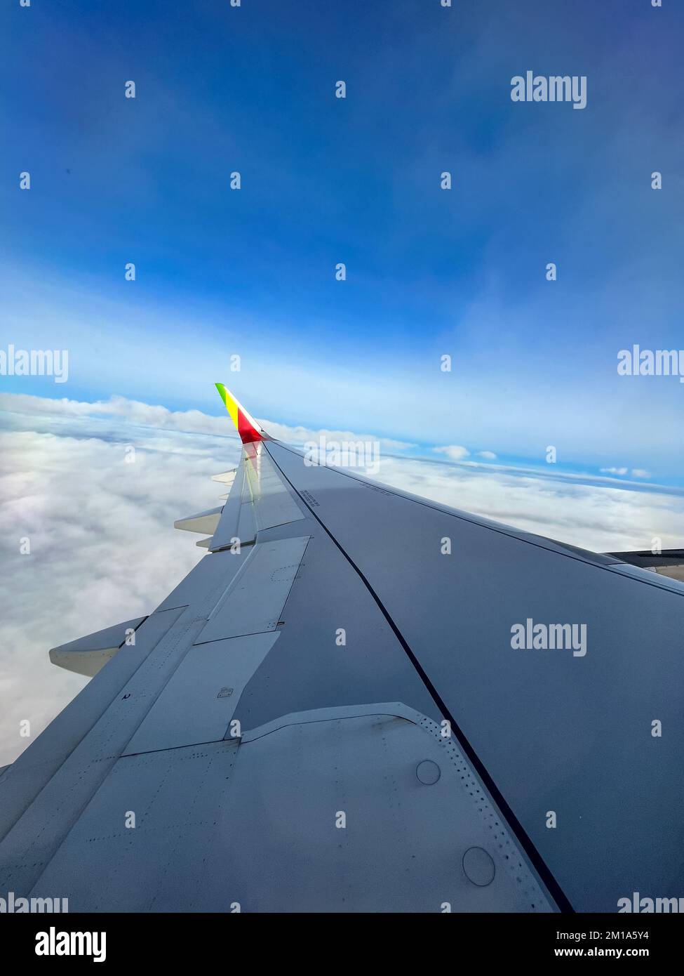 Flying airplane wing 4k hi-res stock photography and images - Alamy