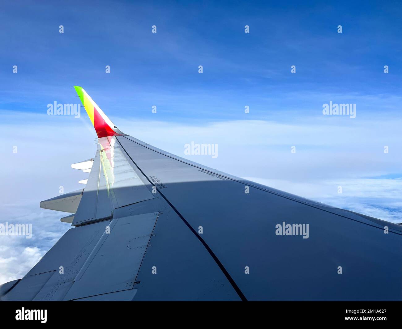 Airplane wing flying plane 4k hi-res stock photography and images - Alamy