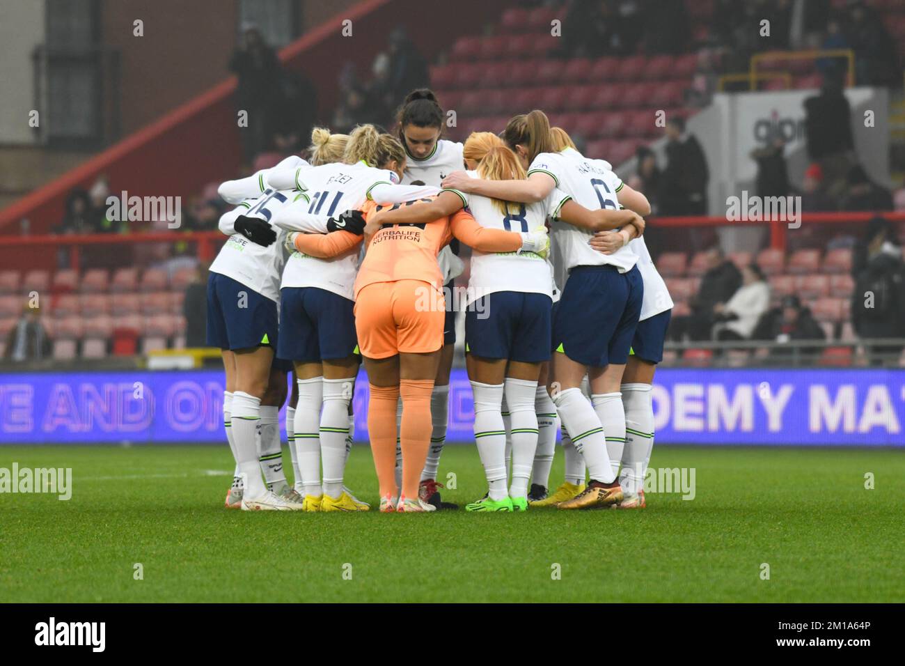 Tottenham hotspur players huddle hi-res stock photography and images ...