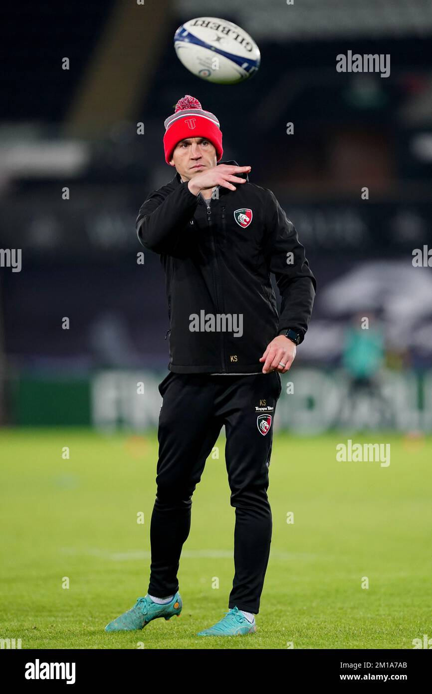 Leicester Tigers Coach, Kevin Sinfield, coaches ahead of the Heineken ...