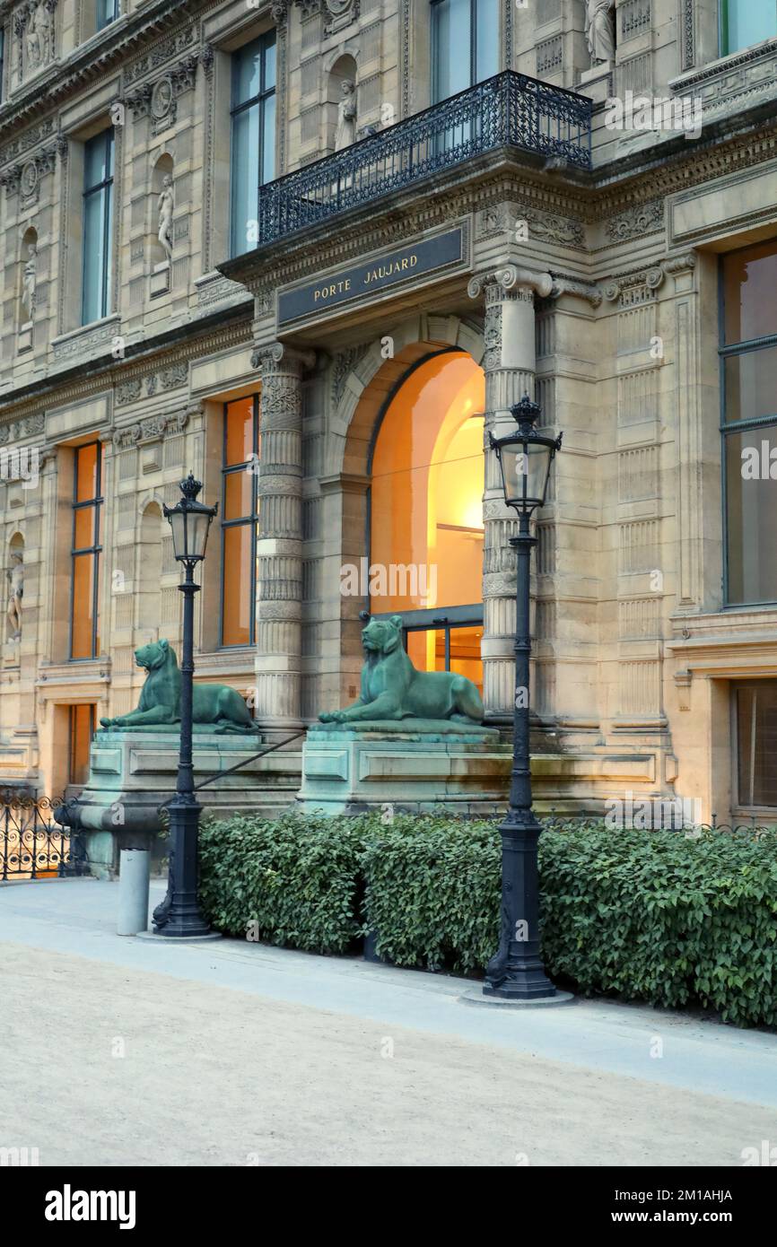 Louvre paris lions hi-res stock photography and images - Alamy
