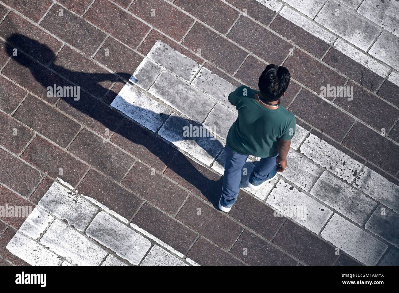 Doha, Katar. 05th Dec, 2022. Man, male person crosses a paved road at a ...