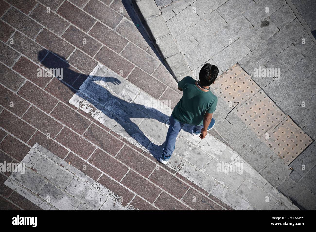 Doha, Katar. 05th Dec, 2022. Man, male person crosses a paved road at a ...