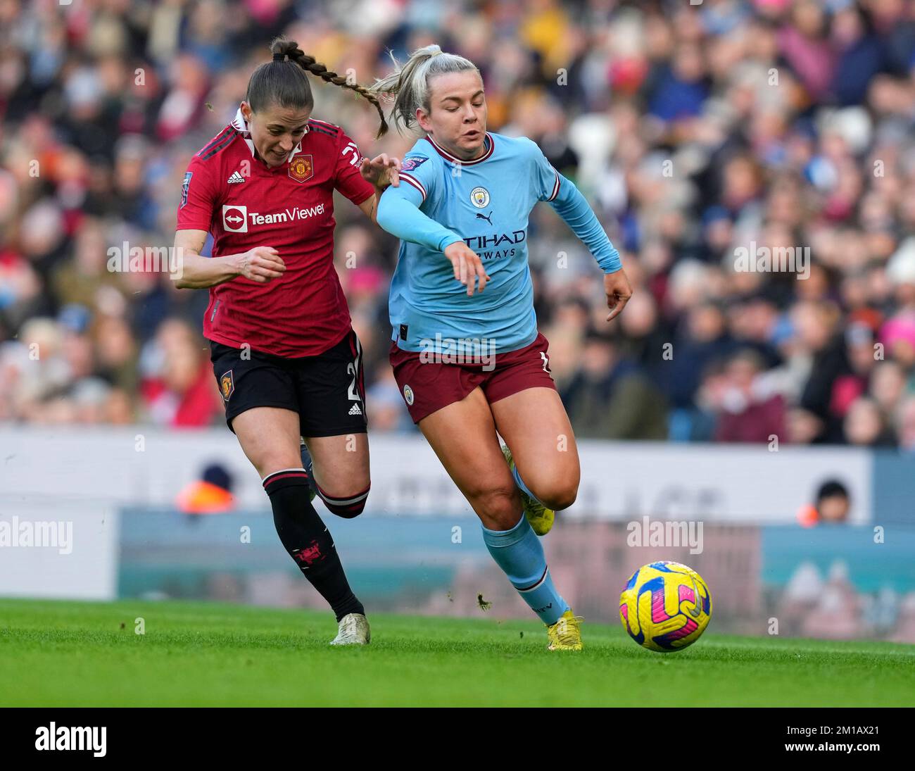 Manchester, UK. 11th Dec, 2022. Lauren Hemp of Manchester City (R) is ...