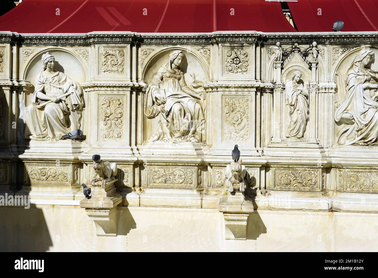 Fonte Gaia, fountain, Piazza del Campo (Field square), Siena, Tuscany ...