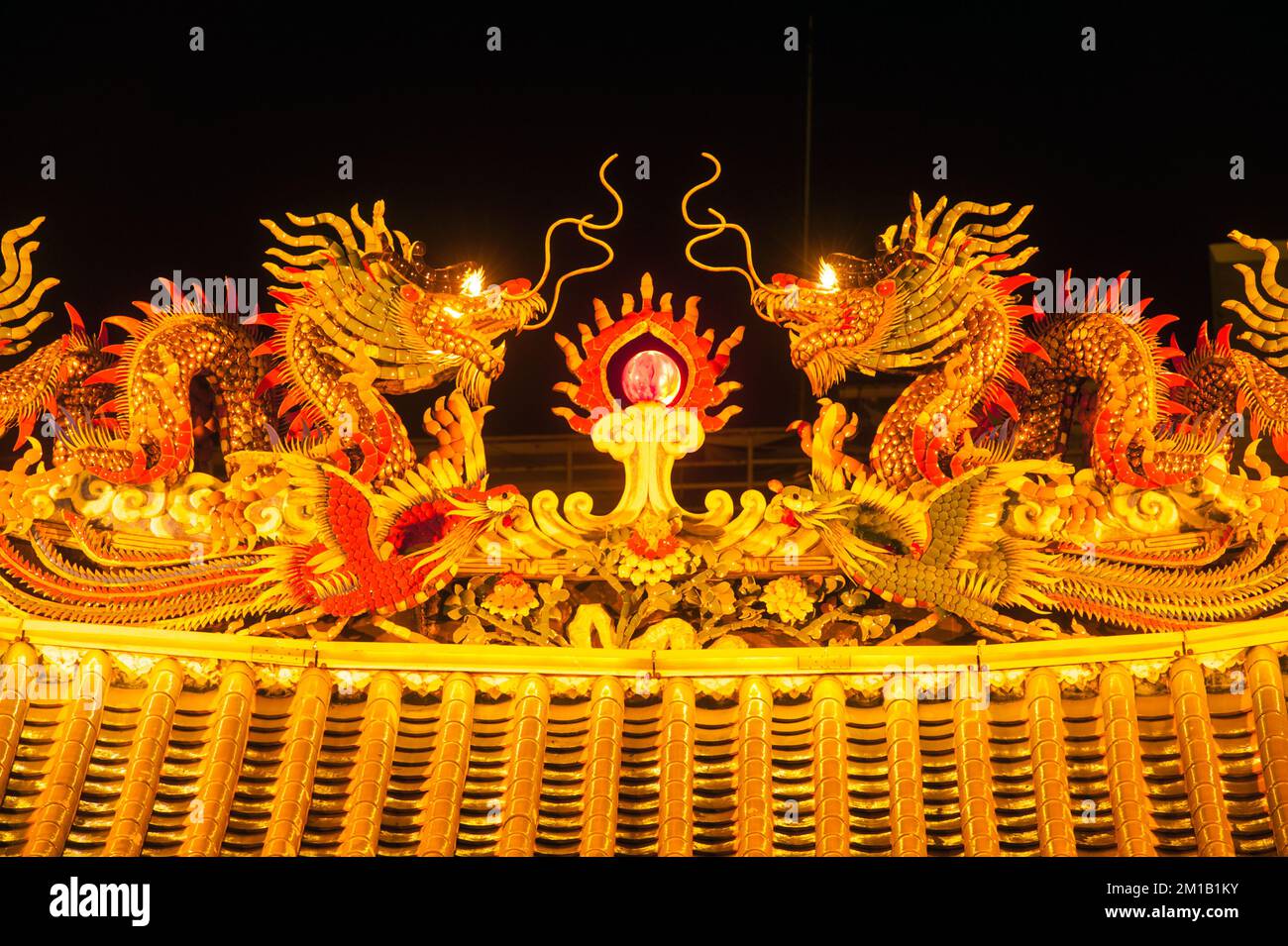 The night view art on roof of Chinese temple (Thian Fah Shrine) in ...