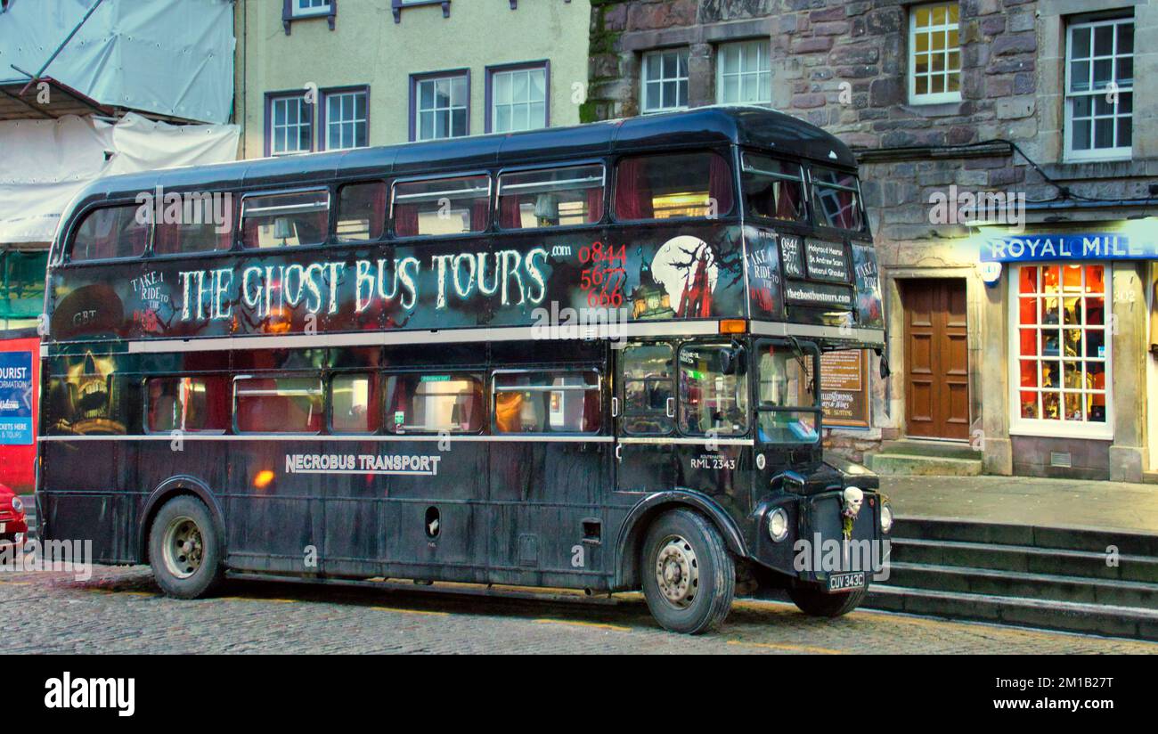 Edinburgh, Scotland, UK 11h December, 2022. ghost bus tours Night time ...