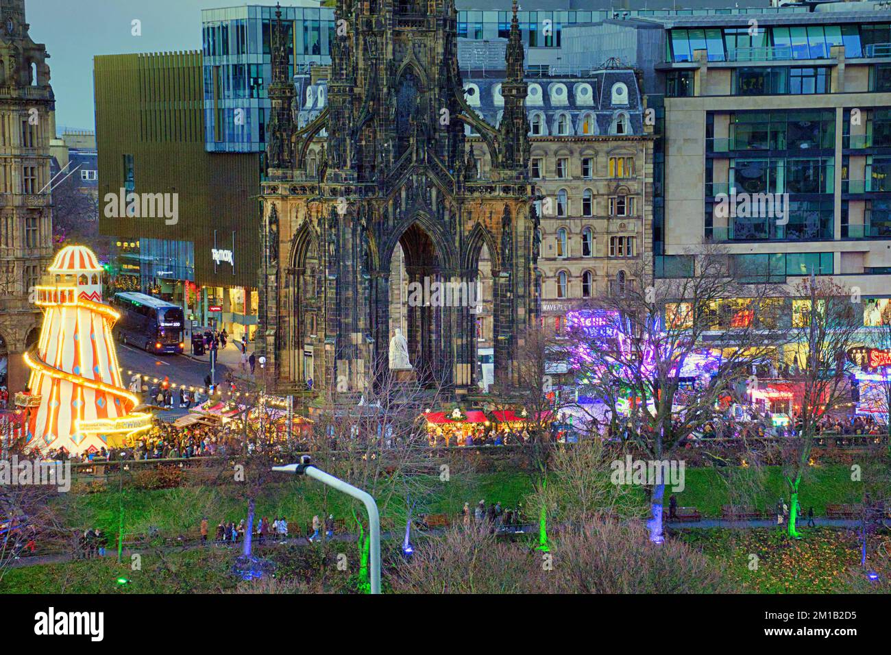 Edinburgh, Scotland, UK 11h December, 2022. Night time Christmas fairs in Edinburgh saw tourists ...