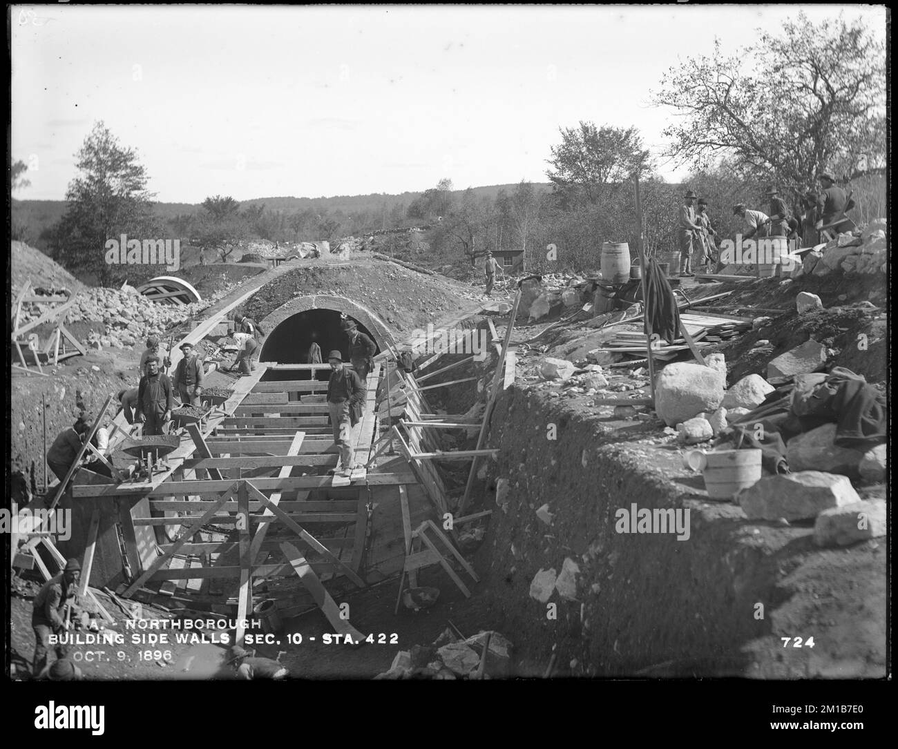 Wachusett Aqueduct, building concrete side walls, station 422, Section ...