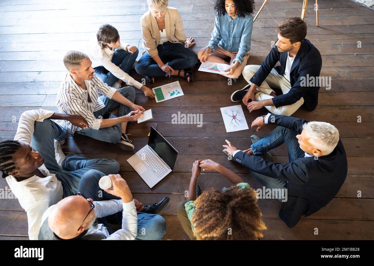 Group people gathered in circle hi-res stock photography and images - Alamy