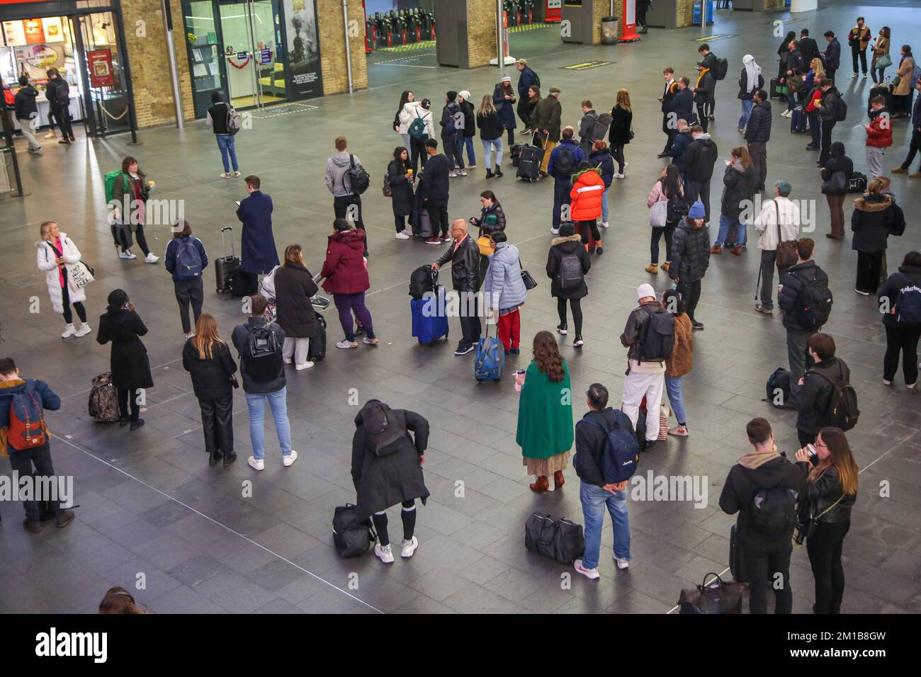 Kings cross station departure board hi-res stock photography and images ...