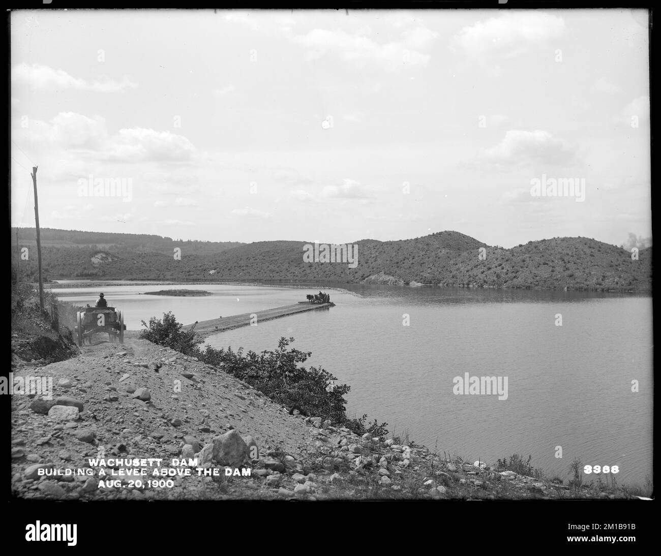 Wachusett Dam, building a levee above the dam site, Clinton, Mass., Aug ...