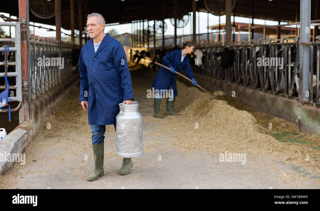 Carrying milk in metal container hi-res stock photography and images ...