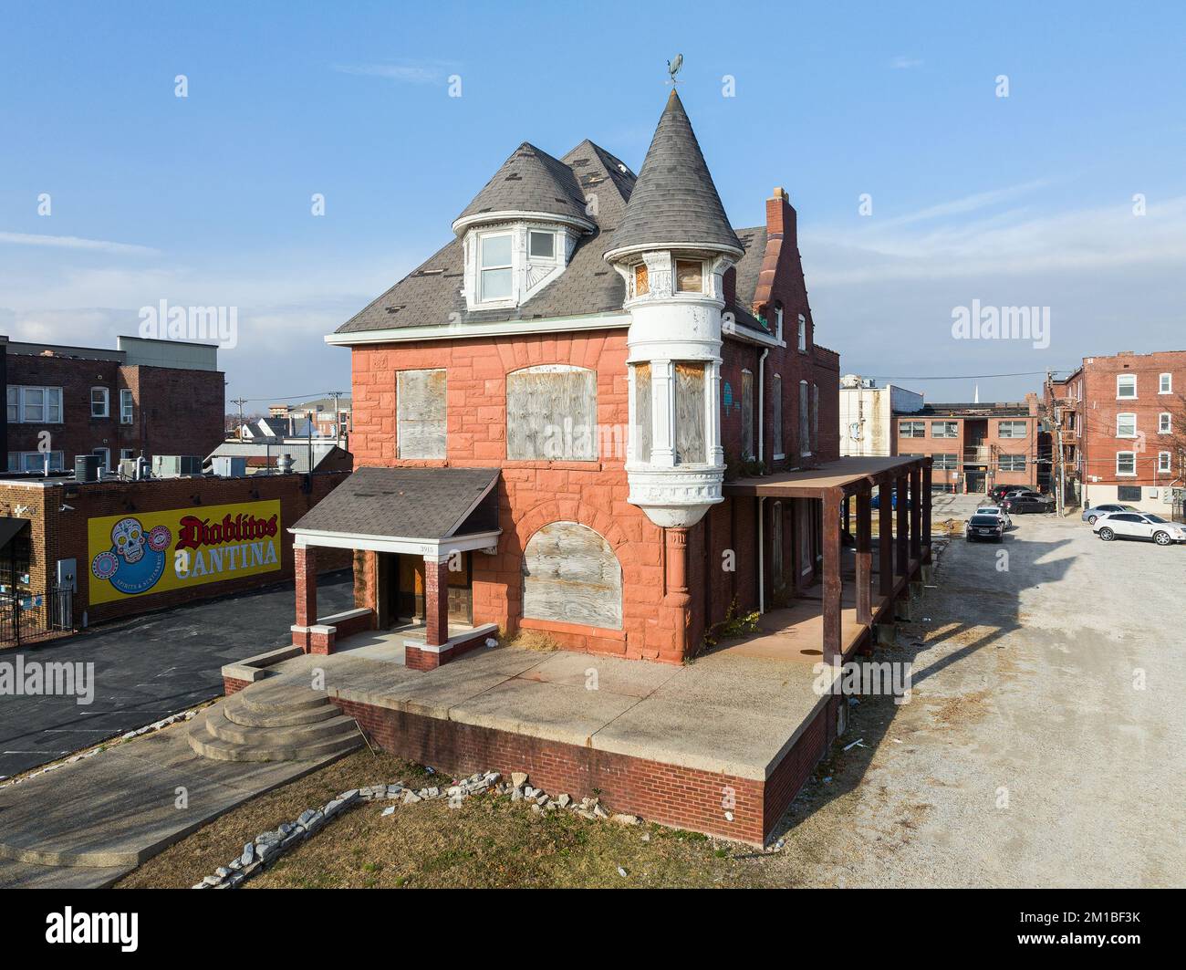 Disused single family residential building Stock Photo - Alamy