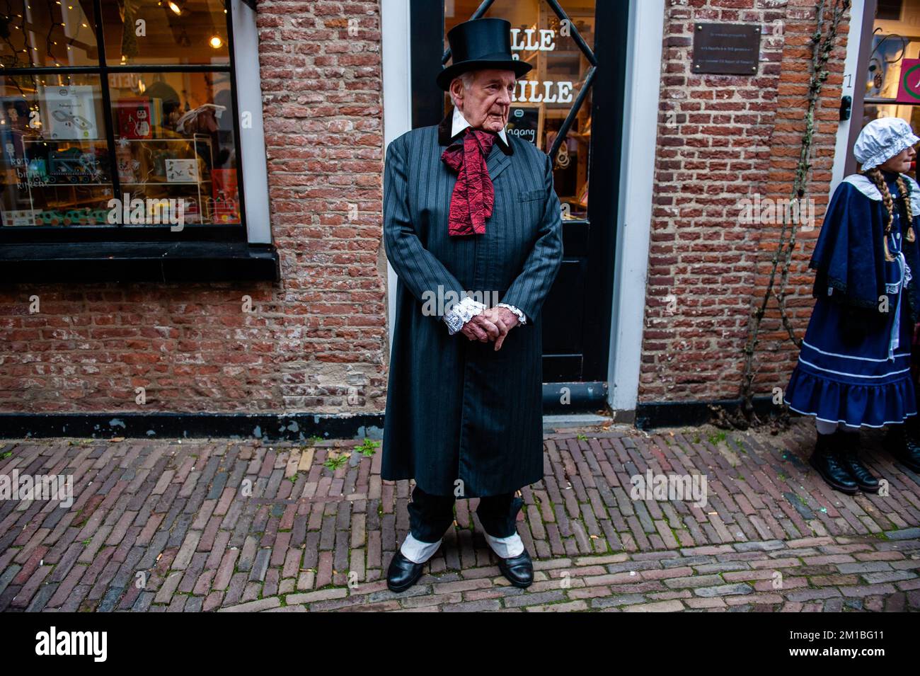 Deventer, Netherlands. 10th Dec, 2022. An old man wearing Victorian ...