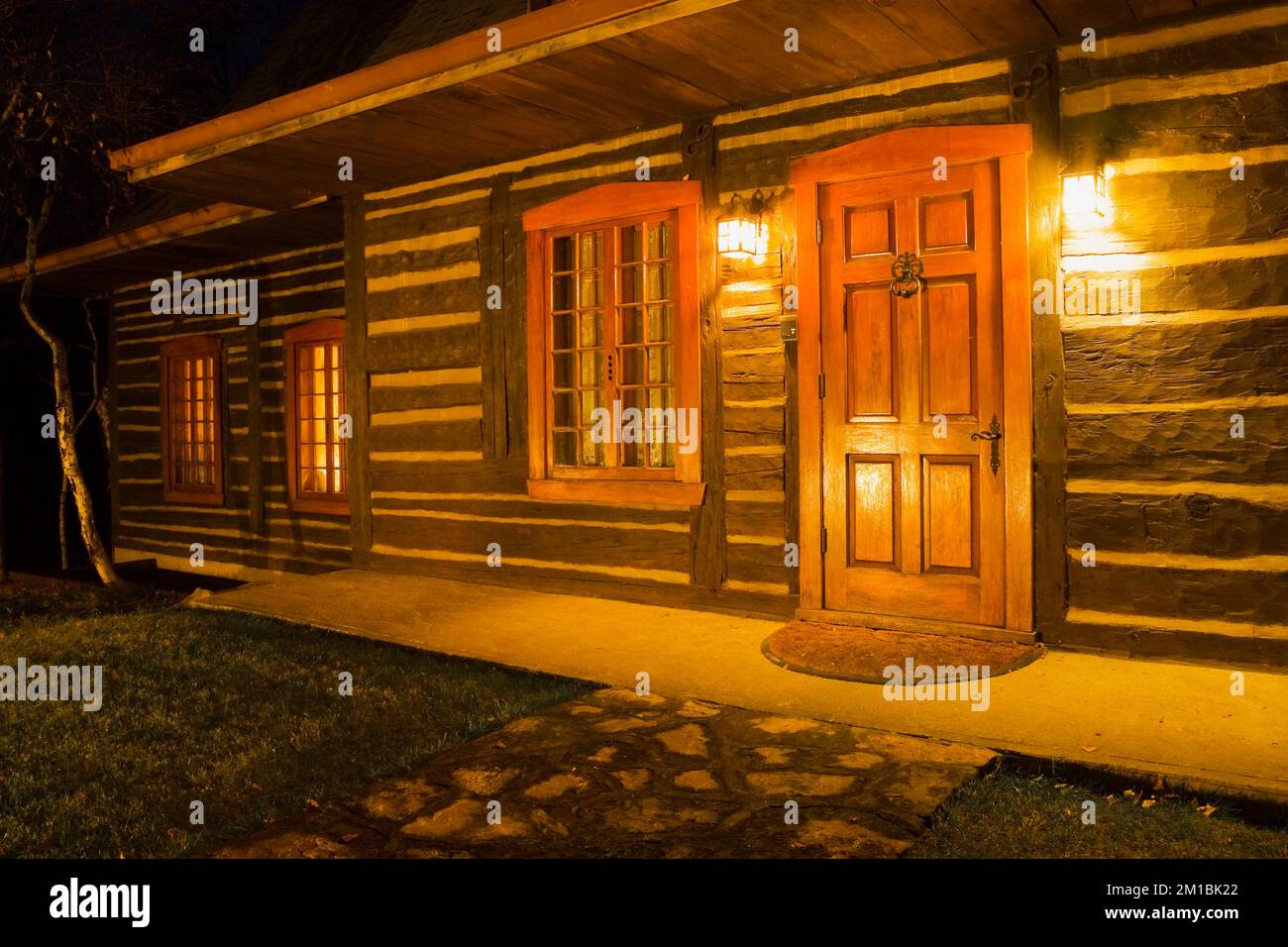 1975 built replica of old 1800s Canadiana cottage style log cabin ...