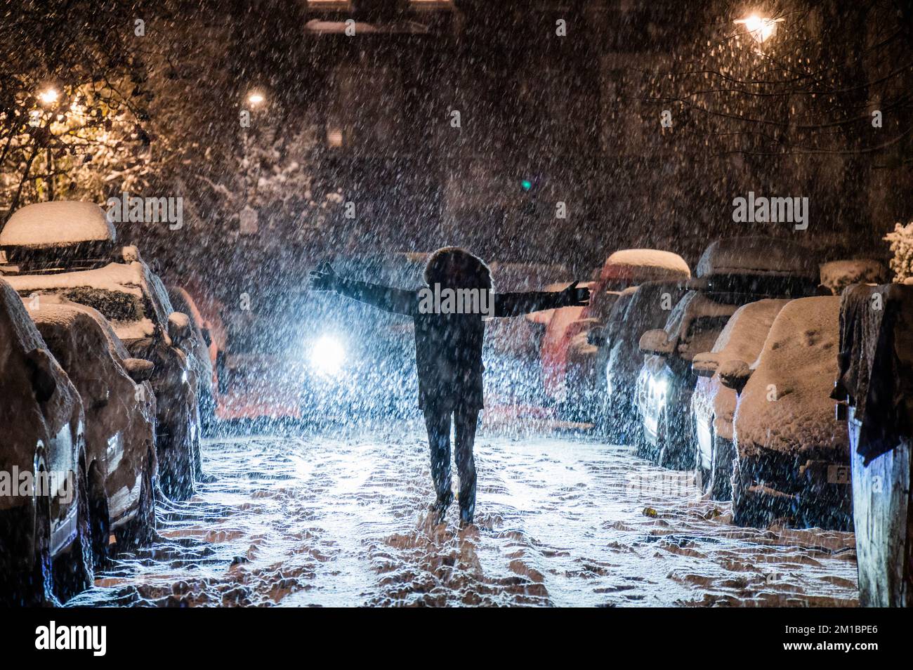 London, UK. 12th Dec, 2022. As temperatures fall below zero, Snow falls ...