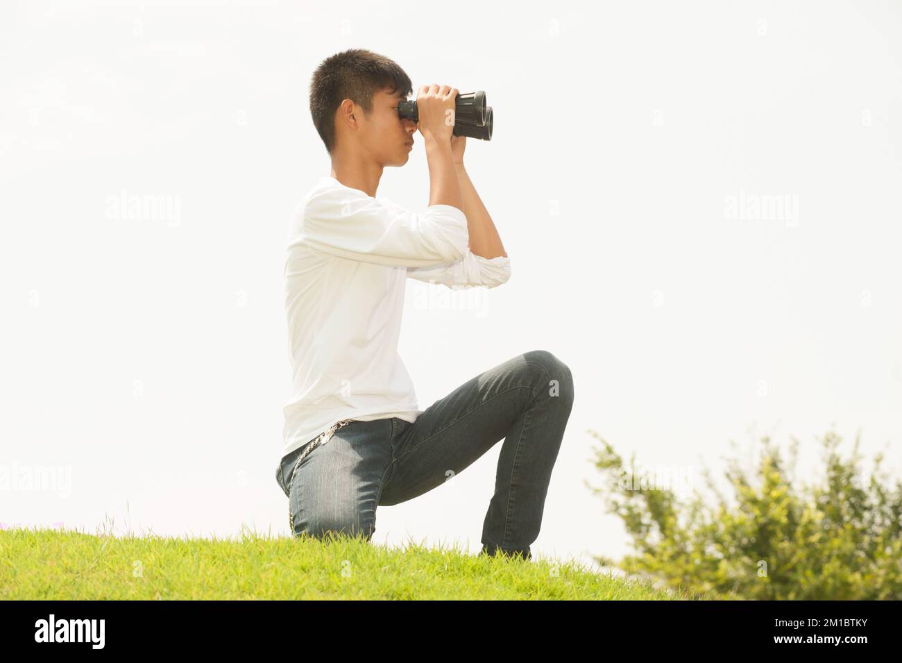 Asian young boy sit and seeking Binoculars Stock Photo - Alamy