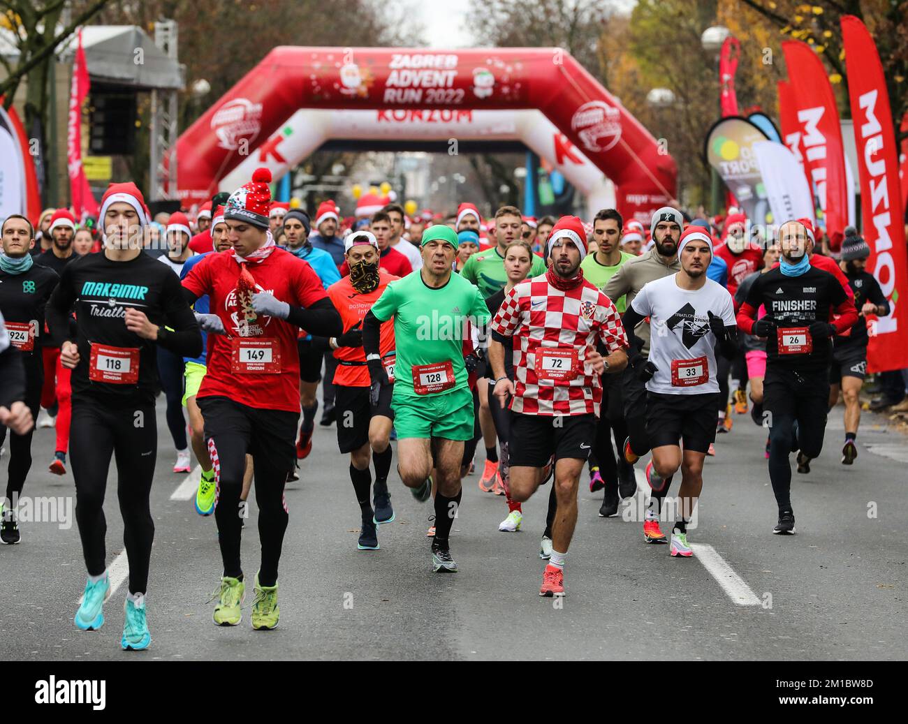 (221212) -- ZAGREB, Dec. 12, 2022 (Xinhua) -- Participants run during ...