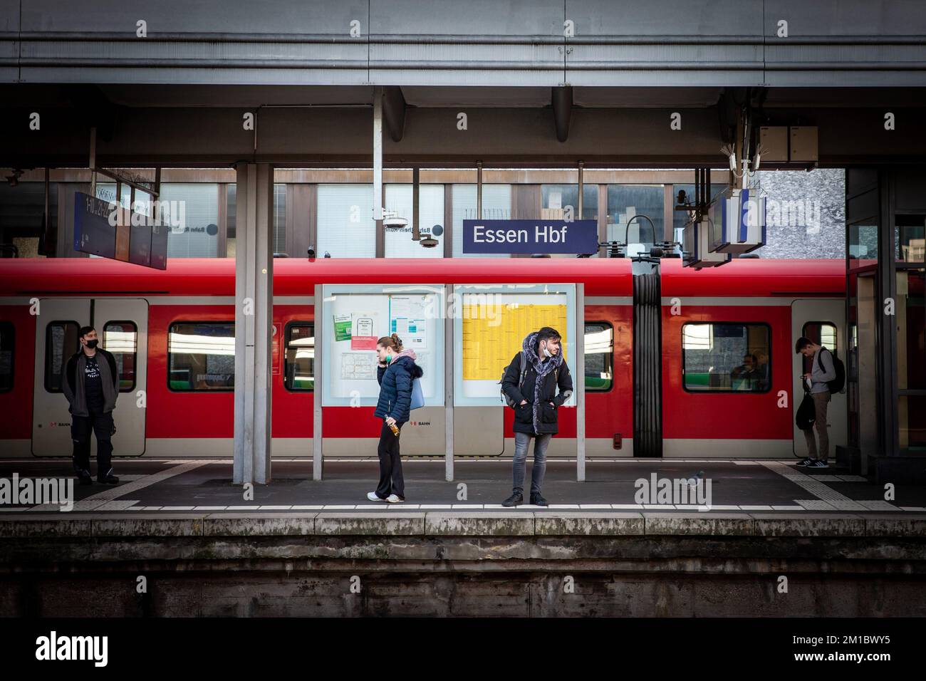 Picture of men waiting for a train on the platforms of Essen ...