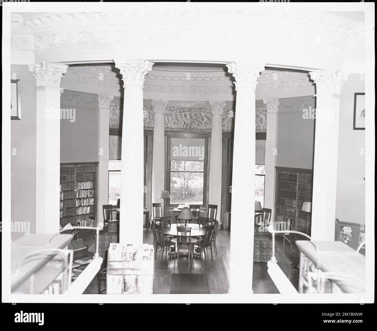 Round room with columns hi-res stock photography and images - Alamy